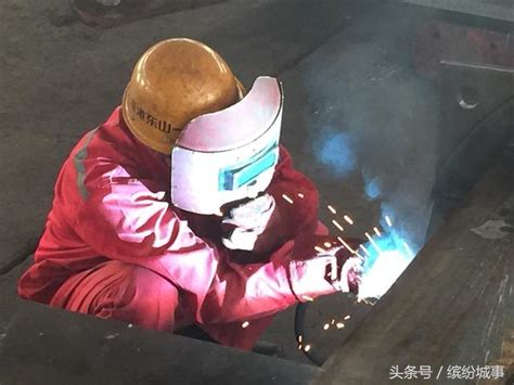 農民工高溫天氣不懼炎熱堅持工作 每日頭條