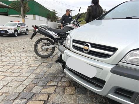 Carro E Moto Colidem Na Rua Luiz Abry No Centro Jornal De Pomerode