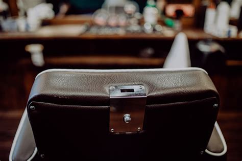 이발소의 자 세련 된 빈티지이 발사의 자입니다 이발소 안락의 자 현대 미용사 및 헤어 살롱 남성 이발소 이발소 가구에 대한 스톡