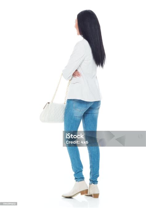 자 켓과 청바지를 입고 아름 다운 라틴 아메리카 여자팔 교차 20 24세에 대한 스톡 사진 및 기타 이미지 20 24세