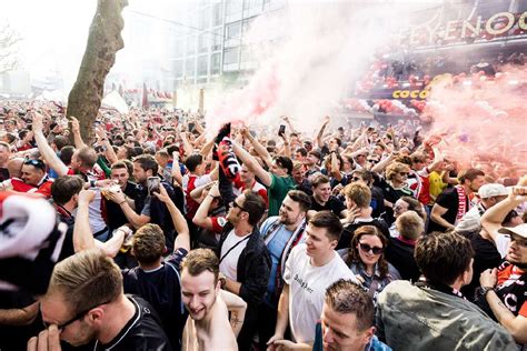 Torcedores do Feyenoord lotam o centro de Roterdã para comemorar o