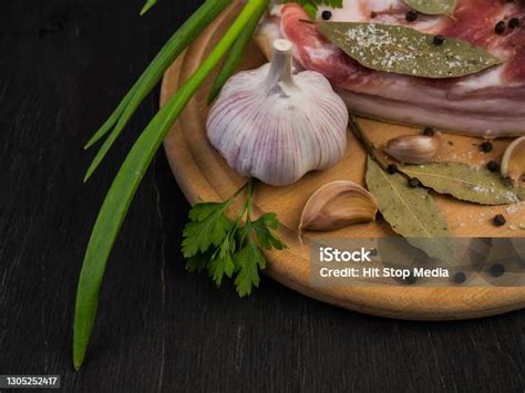베이컨 마늘 베이 잎 후추 양파 딜 파슬리 검은 색 배경에 소금을 곁들인 생 라드 집에서 절임 요리 검정색 배경에 대한 스톡 사진 및 기타 이미지 Istock