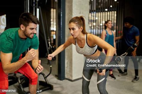 체육관에서 강사와 함께 운동 기계에 밖으로 일 하는 여자 가냘픈에 대한 스톡 사진 및 기타 이미지 가냘픈 건강한 생활방식 남성 Istock