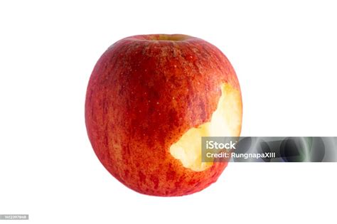 사과는 흰색 배경에 고르지 않은 안료 반점 소음 곡물 불완전한 사과 물기로 빨간색으로 껍질을 벗깁니다 0명에 대한 스톡 사진 및