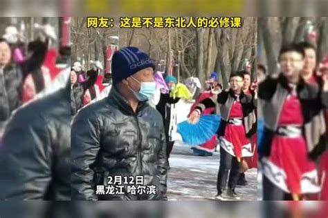 小哥哥们带领叔叔阿姨扭秧歌，网友：这是不是东北人的必修课