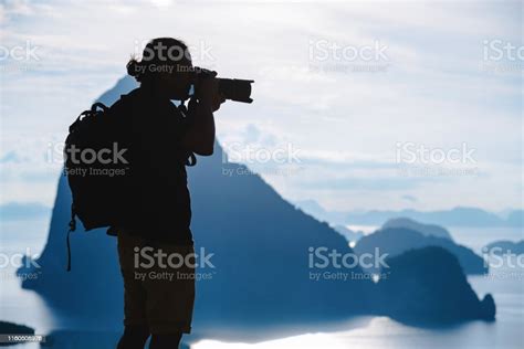 남자는 산에서 사진을 여행 여름 휴가 휴가에 관광 사멧 낭쉬 전망대에서 바다에 풍경 아름다운 산 팡가 베이 여행 태국 여행 모험 자연 경관에 대한 스톡 사진 및 기타 이미지