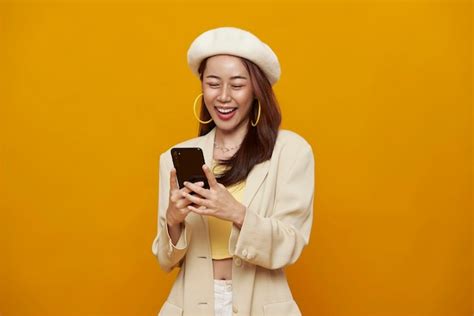 Glücklich Lächelnde Junge Asiatin Mit Handy Isoliert Auf Y Kostenlose