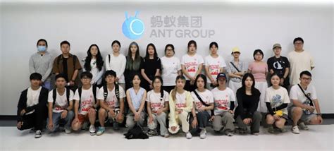 中国计量大学实践团调研全国首个可陪诊数字人“安诊儿” 中国周刊