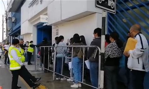 Migraciones Viajeros Hacen Cola De Hasta Tres Cuadras Para Obtener El