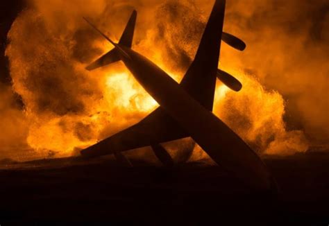 Во Вашингтон патнички авион се урнал во реката Потомак по судaр со воен хеликоптер