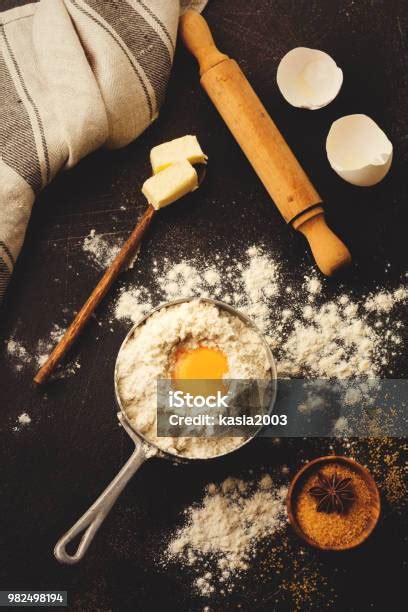 베이킹 재료 밀가루 계란 설탕 버터와 배경 계 피 스타 아니 스와 부엌 도구 어두운 오래 된 시골풍 테이블에 선택적 초점입니다 몸매 이미지입니다 최고의 볼 수 있습니다 가정