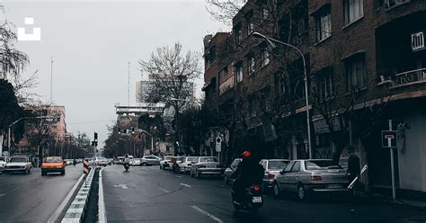 길가에 주차된 자동차가 있는 도시 거리 사진 Unsplash의 무료 테헤란 주 이미지