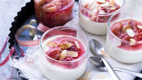 Panna cotta à la compotée de rhubarbe facile et rapide découvrez les
