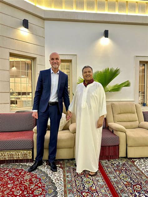 شاهد محمد عبده وأبناؤه يستضيفون قنصل عام فرنسا في جدة