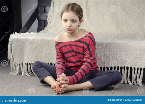 девочки босые ноги нога грустная девочка сидит на полу европеан Стоковое Фото изображение