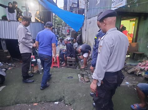 Asyik Pesta Miras Arifin Cs Dibubarkan Polisi FAJAR