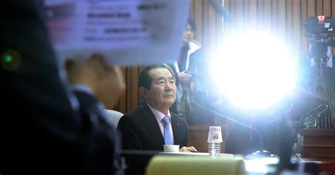 사진 질의 경청하는 정세균 후보자