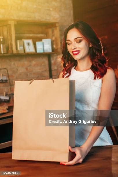 여자는 손으로 갈색 명확한 빈 공예 종이 가방 테이크 아웃에 개최 복사 공간 개념 모의 레스토랑에 대한 스톡 사진 및 기타 이미지 레스토랑 배달 25 29세 Istock