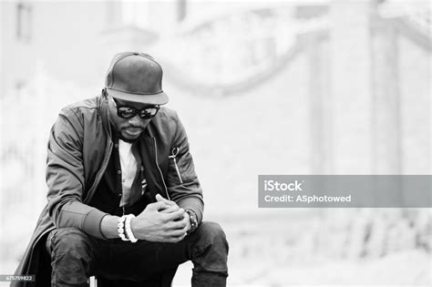 선글라스와 야외 모자에 세련 된 아프리카계 미국인 남자의 착용의 초상화를 닫습니다 스트리트 패션 블랙 남자입니다 가방에 대한 스톡 사진 및 기타 이미지 Istock