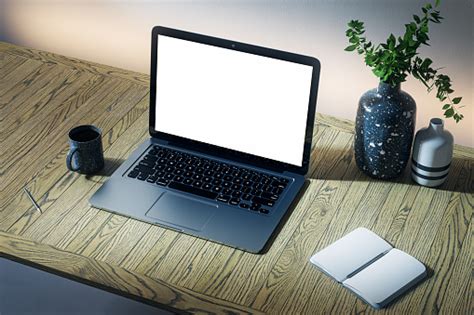 콘크리트 벽 배경에 빈 노트북 화면 커피 컵 용품 및 기타 품목이 있는 창의적인 어두운 디자이너 작업 공간을 닫습니다 작업 공간 개념입니다 모형 3d 렌더링 3차원 형태에