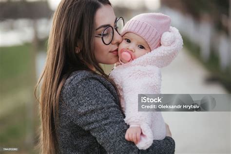 어머니와 그녀의 작은 아기 소녀의 초상화입니다 아름 다운 엄마와 귀여운 아기 어머니는 그녀의 딸을 Hud 아기는 Peanch