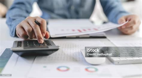 계산기에 대한 재무 투자를 일하는 회계사 재무 문서 데이터 그래프에서 비즈니스 및 시장 성장 분석 계산 재정 고문에 대한 스톡 사진 및 기타 이미지 Istock