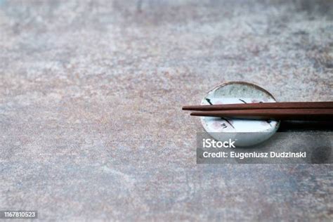 나무 젓가락과 젓가락은 소박한 배경에 휴식 닫아 공간을 복사합니다 0명에 대한 스톡 사진 및 기타 이미지 0명 고풍스런 도예 Istock