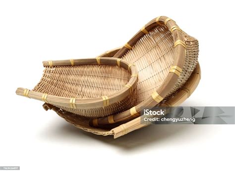 흰색 배경에 고립 된 대나무 바구니 손 대나무 트레이에서 짠 가구에 대한 스톡 사진 및 기타 이미지 가구 갈대속 벼과