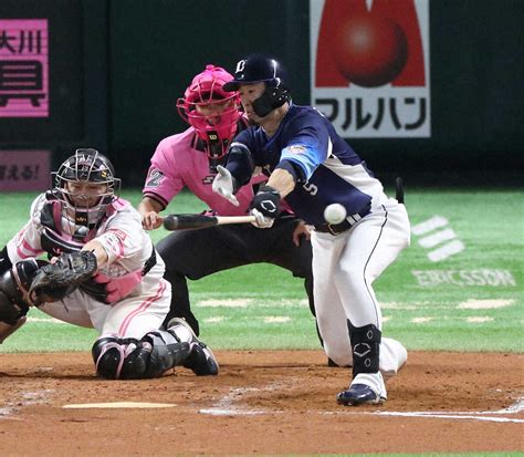 ＜ソ・西＞8回、適時打を放つ外崎（撮影・岡田 丈靖） ― スポニチ Sponichi Annex 野球