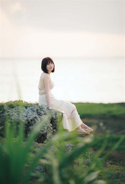 22 岁女团成员宫内凛推出第一本个人写真集高颜值大获好评 itotii