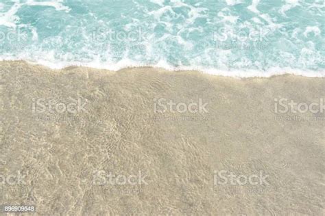 모래 해변에서 파란 바다의 부드러운 물결입니다 배경 모래와 해변 배경에서 웨이브 텍스트 및 기타에 대 한 하단에 공간을 드롭 0