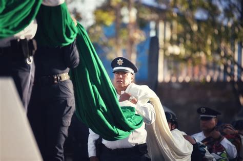 Llama Navarro a la unión por Guanajuato en el izamiento del Día de la