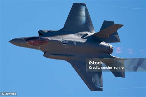 F35 번개 Ii는 날개에 애프터 버너와 응축 산책로에 접근 구름에 대한 스톡 사진 및 기타 이미지 구름 군사 군용 항공기 Istock