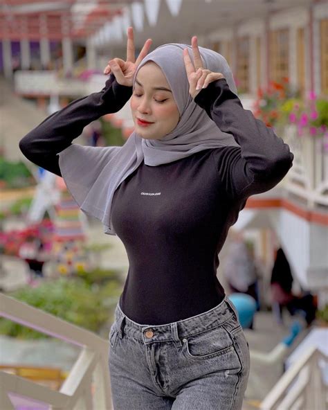 Pin By Mamsms On Artis Hot Body Women Scarf Styles Busty Girl Fashion