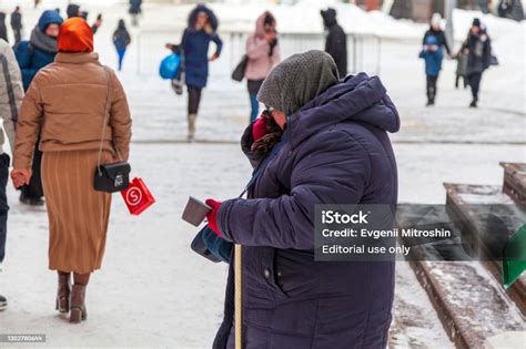 가난한 노인은 자선 배고픈 노숙자 거지 여자가 모스크바 러시아 의해 걷는 사람들로부터 도시의 도시 거리에 돈을 구걸 자선을 요구
