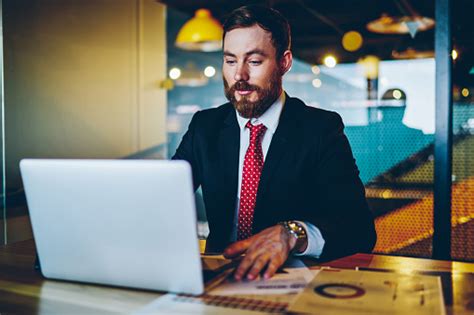 노트북 컴퓨터 읽기 정보 교환 온라인 작업 소프트웨어에 만족 하는 기업의 웃는 이사와 데스크톱에 앉아 공식적인 옷을 입고 사업의 번영 남성 소유자 감독에 대한 스톡 사진 및