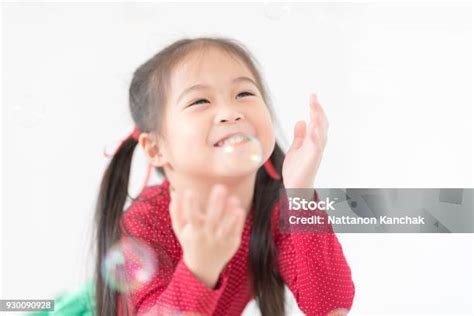 흰색 바탕에 빨간색과 초록색 컬러에 귀여운 아시아 여자 귀여운에 대한 스톡 사진 및 기타 이미지 귀여운 놀기 놀이