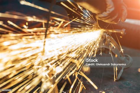 Proffecional 작업자 각도 분쇄기로 자동차 부품 수리 배경에 많은 불꽃 각도에 대한 스톡 사진 및 기타 이미지 각도