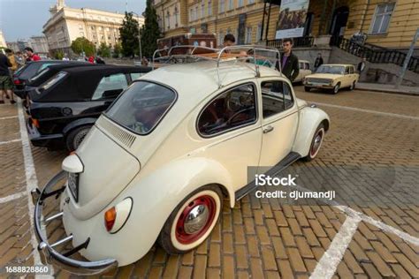 가을 복고풍 퍼레이드 오래된 복고풍 또는 빈티지 자동차 또는 자동차 거리에 대한 스톡 사진 및 기타 이미지 거리 고전 양식 고풍스런 Istock