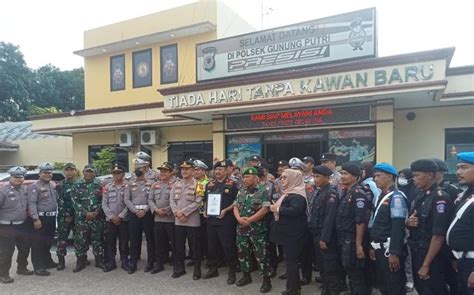 Kapolsek Gunung Putri Kompol Bayu Tri Nugraha Serahkan Piagam Penghargaan Kepada Ketua Ormas