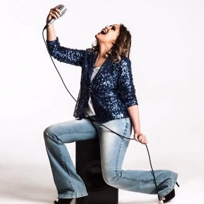 Confira entrevista exclusiva a cantora Mônica Vaz Guiame