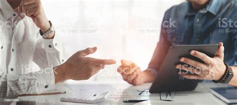 사업가 고문 두 명의 비즈니스 사람들이 말하고 사무실에서 태블릿에 대한 투자 및 마케팅을 분석 할 계획 사업가에 대한 스톡 사진 및 기타 이미지 Istock