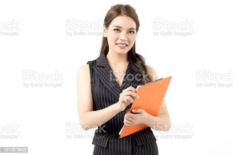 초상화 행복 아름다운 젊은 아시아 비즈니스 여성 긴 머리 서 서 흰색 배경 위에 미소와 클립 보드를 들고 수트에 대한 스톡 사진