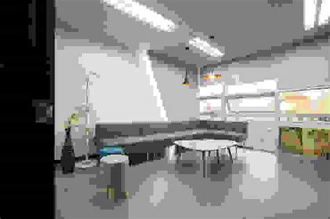 빛과 색채 감각으로 연출하는 두 업무공간 인테리어 호미파이 And Homify