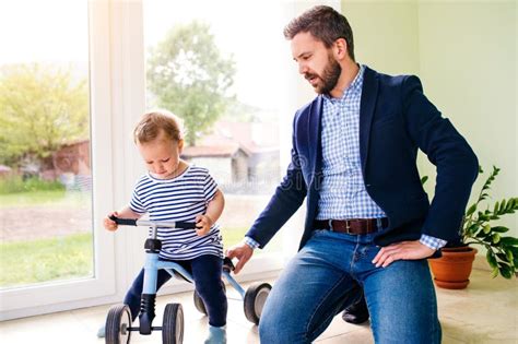 Vader En Dochter Samen Spelen Die Een Fiets Binnen Berijden Stock Foto