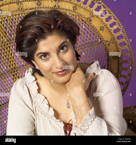 Mina Anwar June 2002 Actress Entertainment Portrait Smiling Studio Pix