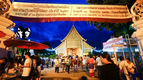 ประเพณีใส่ขันดอก ประวัติความเป็นมาของประเพณีใส่ขันดอกบูชาเสาอินทขิล