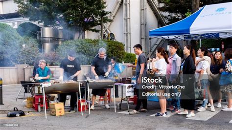 서울에 청계천 근처 거리에 패스트 푸드 매점에서 대기 하는 사람들 길거리 음식 한국에서 아주 대중적 이다입니다 거리에 대한 스톡