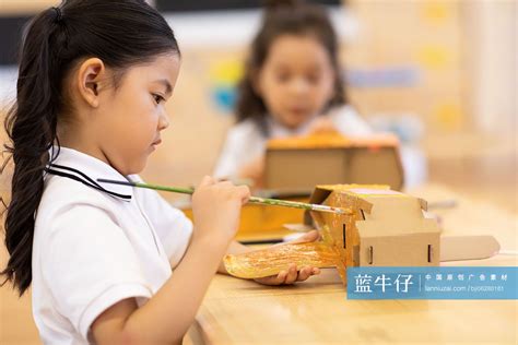 小女孩上手工课 蓝牛仔影像 中国原创广告影像素材