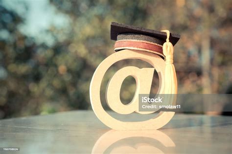 전자 학습 온라인 졸업 대학 나무 디자인 교육에 대 한 서명 메일 로고에서 해외 유학 학위 증명서 인터넷 웹 사이트 기술에 의해 세계 각국에서 배울 수 있는 개념에 대한